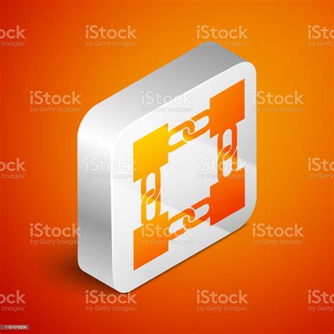 주황색 배경에 격리된 아이소메트릭 블록체인 기술 아이콘 암호 화폐 데이터 기호 추상 기하학적 인 블록 체인 네트워크 기술 사업 실버 스퀘어 버튼 벡터 일러스트레이션 개념에