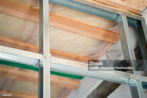 흐릿한 배경에 건식 벽체 클로즈업을 위한 금속 프로파일의 프레임 내부 파티션의 금속 프로파일에서 부품 연결 건설 산업에 대한