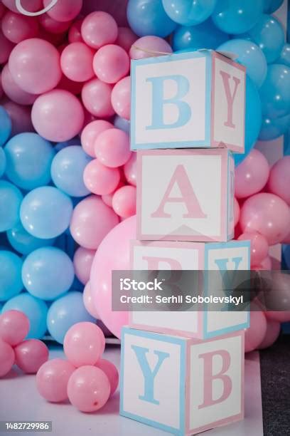 사진 영역 분홍색과 파란색 풍선이 있는 아치 성별 파티를 위한 텍스트 아기가 있는 큐브 소년 또는 소녀 태어나지 않은 아이의 성별 부모의 행복 베이비 샤워 파티 장식 근접