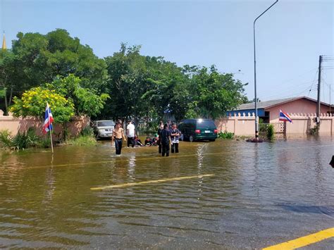 อบต ป่างิ้ว เร่งอพยพประชาชนพักชั่วคราวที่ปลอดภัย หลังมวลน้ำยังเข้าท่วมพื้นที่ไม่หยุด