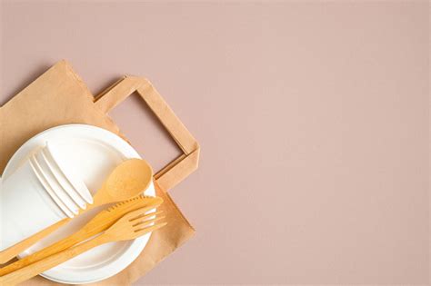 상단보기 환경 친화적 인 칼 세트와 갈색 배경에 종이 가방 제로 폐기물 플라스틱 무료 개념 환경 보호 지속 가능한 라이프 스타일 0명에 대한 스톡 사진 및 기타 이미지