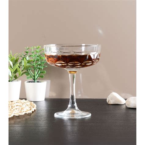 Стъклена чаша на столче подходяща за червено вино бяло вино различни коктейли и десерти