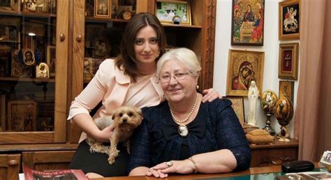 ვხედავ უფალი დაეშვა დედამიწაზე გამიღიმა და მითხრა