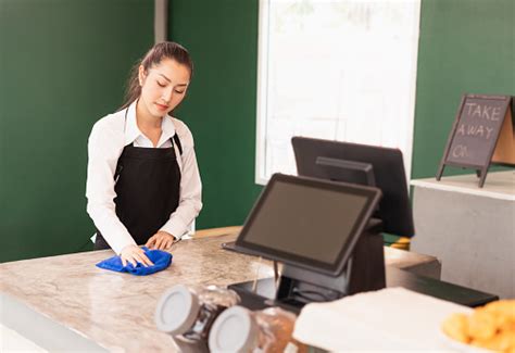 아름다운 아시아 바리스타 여자 클렌징 커피 바 에 카페 커피 숍 20 24세에 대한 스톡 사진 및 기타 이미지 20 24세 고객 뜨거운 음료 Istock