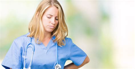 이상의 의료 유니폼을 입고 아름 다운 젊은 의사 여자 고립 속에 손으로 배경 때문에 구역 질 고통 스러운 질병 기분이 나쁘다 통증 개념입니다 건강관리와 의술에 대한 스톡