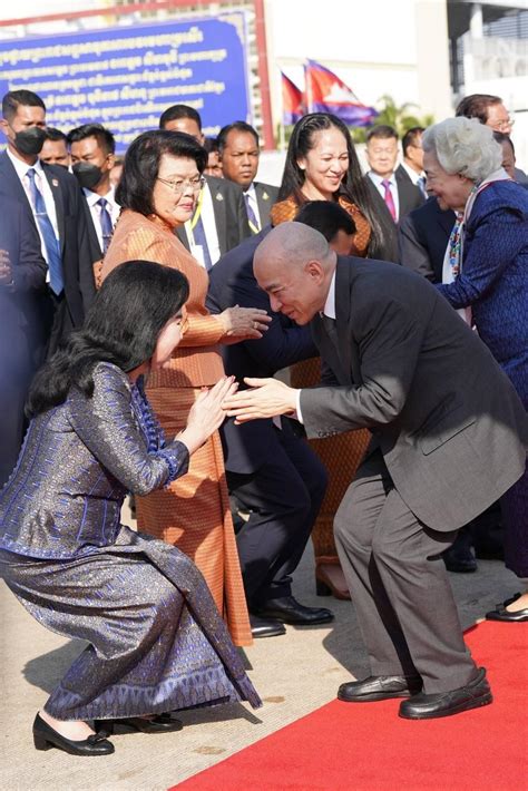 ព្រះមហាក្សត្រ និងសម្តេចម៉ែ បានយាងចាកចេញពីរាជធានីភ្នំពេញ