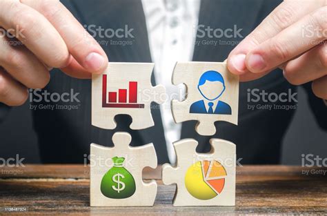 사업가는 개별 요소와 사업을 하는 특성을 상징 하는 퍼즐을 수집 합니다 프로세스의 조직 비즈니스 모델의 생성 프로젝트 관리 좋은 계획 Business Model