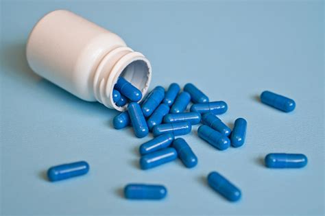 여러 제약 의학 환 약 정제 및 캡슐과 파란색 배경에 병 마약과 각종 마약 물질입니다 텍스트에 대 한 공간을 복사 합니다 디자인에 대 한 재고 사진 0명에 대한 스톡 사진