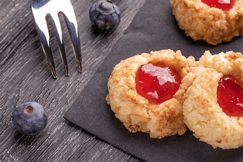 헤이즐넛 쇼트 케이크로 만든 쿠키와 블루베리를 사용한 블랙 냅킨 내부 딸기 잼 0명에 대한 스톡 사진 및 기타 이미지 0명