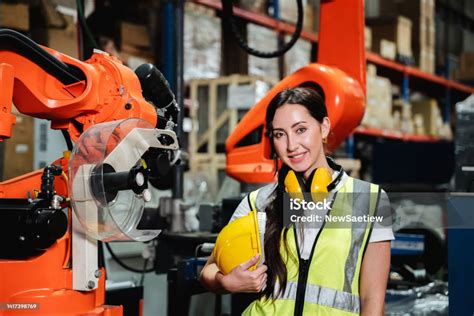 산업 엔지니어 포털은 산업 제조 공장에서 자동 무기 기계 용접 로봇 공학을 제어합니다 Stem 주제에 대한 스톡 사진 및 기타