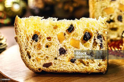 설탕에 절인 과일 파네톤 크리스마스와 새해를위한 전통적인 구운 크리스마스 케이크의 조각 0명에 대한 스톡 사진 및 기타 이미지 0명 12월 건포도 Istock