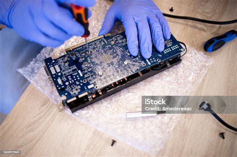 전자 제품 및 컴퓨터 장치 수리 워크샵에서 그래픽 카드 서비스 Cpu에 대한 스톡 사진 및 기타 이미지 Cpu It 지원 과열 Istock