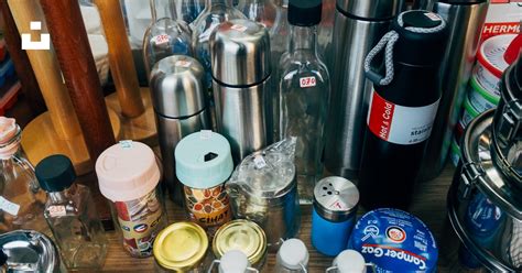 테이블에 명확한 유리 병 사진 Unsplash의 무료 그리스 이미지