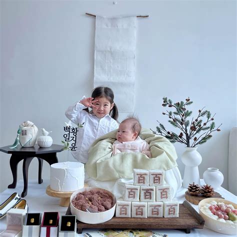 백일상 ｜ 돌상 ｜ 평택백일상대여 ｜ 너의모든계절 🌿 똘망똘망한 눈망울이 너무 예쁜 지윤아기 백일 기념 깨끗하고 잔잔한 느낌의 솔가지 전통상을 조금 더 풍상하게 꾸며