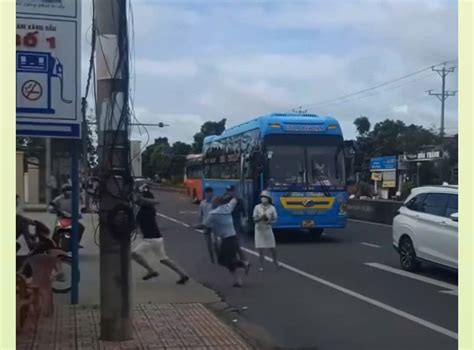 Khách Trên Xe đò Và Tài Xế Xe Con đuổi đánh Nhau Giữa Quốc Lộ 1