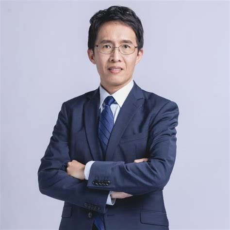 分享輝達黃仁勳6人生金句： 1 「我學到的教訓是，要把自己的『過去』經營好，我在餐廳洗碗時，就會全力以赴地去洗，之後才會被提拔為服務生。」 2