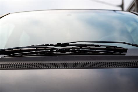 자동차 앞 유리와 앞 유리 와이퍼의 클로즈업 선택적 초점 바람막이 창에 대한 스톡 사진 및 기타 이미지 바람막이 창 반사 광학 작용 하늘 Istock