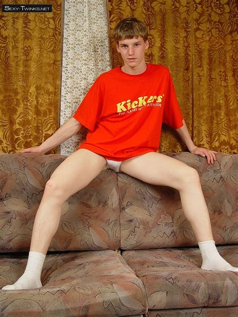 Schöner Twink Ic zieht sich nackt aus und massiert ihren großen