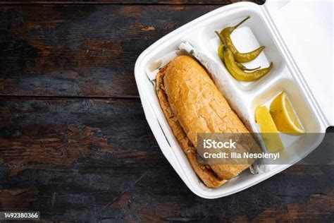 Somun Ekmek Tavuk Tantuni 치킨 터키 케밥 플라스틱 팩 용기 배달 도시락 오래된 어두운 나무 테이블 배경 평면도 텍스트 복사 공간 0명에 대한 스톡 사진