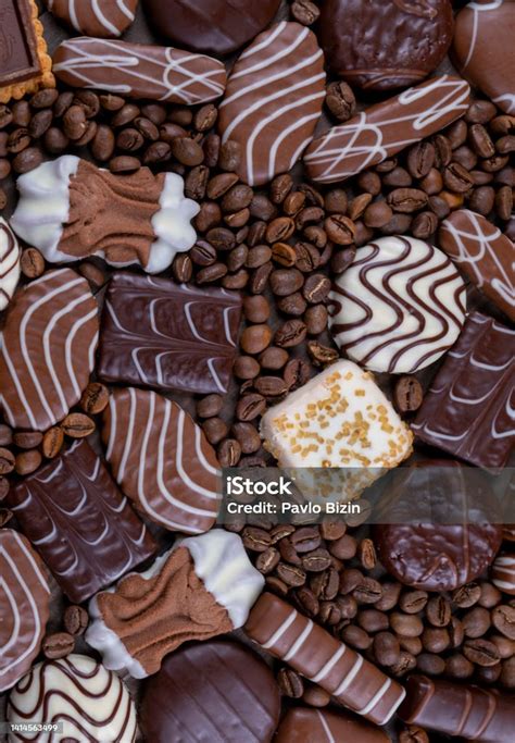 다양한 모양의 초콜릿 칩 쿠키와 초콜릿 커피 곡물 또는 콩의 수직 구성 상단 전망 0명에 대한 스톡 사진 및 기타 이미지 0명 개념 다양 Istock