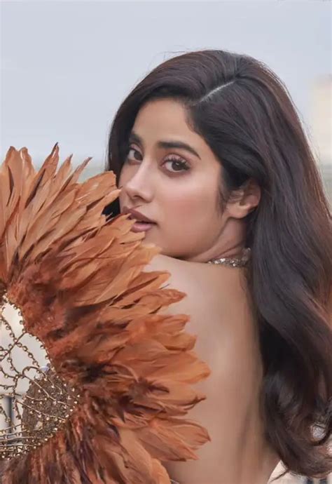 ફેન્સી ગાઉન પેહરીને જાન્હવી કપૂરે એવા કિલર પોઝ આપ્યા કે આખું સોશિયલ