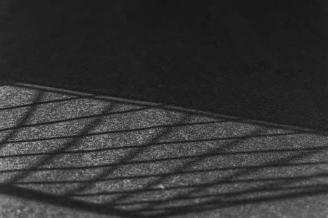 화장품 프리젠 테이션을위한 최소한의 추상적 인 질감의 검은 색 배경 수평 줄무늬의 그림자가 표면에 떨어집니다 광고 데모 벽지 공백 0명에 대한 스톡 사진 및 기타 이미지