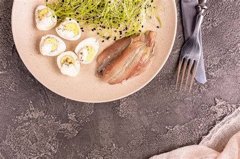 특이 한 샐러드 부추 콩나물 메 추 라 기 계란 어두운 구체적인 배경에 접시에 멸 치와 0명에 대한 스톡 사진 및 기타 이미지 Istock