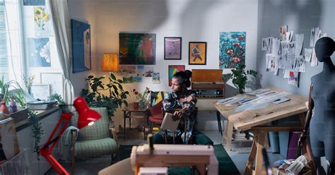 현대 젊은 예술가와 인도 민족의 옷 디자이너가 집 거실의 의자에 앉아 멀리 바라보는 롱 샷 사진 Unsplash의 러시아 이미지