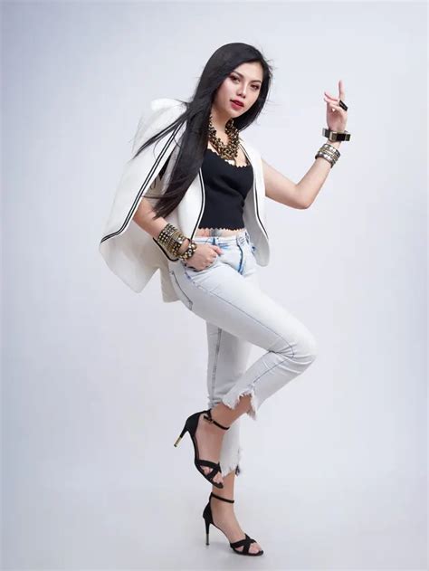 Julia Vio Aransemen Ulang Lagu Hit Yang Dipopulerkan T Five Berjudul Mendua Showbiz