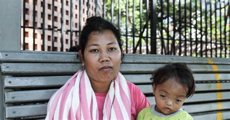 ព័ត៌មាន ពេលព្រឹក ១២ មីនា៖ ដំណើរ ស្វែង រក ការ ព្យាបាល ជំងឺ កូន របស់ ស្ត្រី ជា ម្តាយ ពី បណ្តា