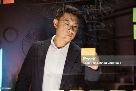 정장을 입은 한국 사업가 유리 사무실 벽에 스티커 메모에 사업 아이디어 또는 작업 목록 작성 35 39세에 대한 스톡 사진 및