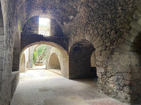 무료 이미지 미술 노면 도로 Tints And Shades 둥근 천장 아케이드 벽돌 아치 터널 중세 건축 조약돌 역사적 장소 그림자 대칭 어둠