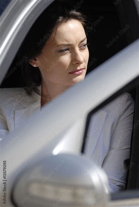 Готові фотографії зображення відео графічні та векторні обєкти без сплати роялті