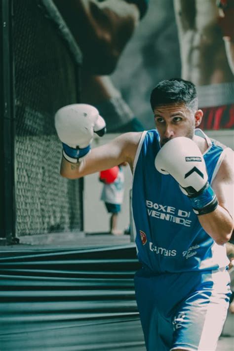 권투 글러브를 착용하고 훈련하는 남자 · 무료 스톡 사진