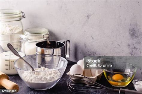 베이킹 배경 반죽 계란 밀가루 설탕 우유 를 위한 요리 재료 0명에 대한 스톡 사진 및 기타 이미지 0명 가정 생활 가정 주방 Istock