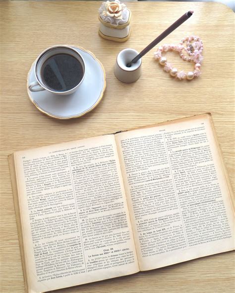 무료 이미지 복고풍의 도서 잉크 펜 장미 꽃 담홍색 컵 커피 한 잔 표 영감 작가 포도 수확 반사 프랑스 국민 오래된 책 독서 연구 편하게