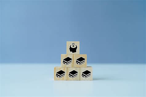 밝은 전구와 책이 있는 인간 아이콘 집에서 온라인으로 학습 또는 훈련 기술 과정 또는 교실 비즈니스 또는 교육 지식 또는 E 러닝의 개념적 성공 아이디어 사업가에 대한 스톡