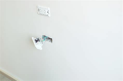 석고 아래의 전기 배선 콘크리트에 소켓을위한 숨겨진 설치 케이블 주택 및 아파트 개념의 개조 수리 및 개발 0명에 대한 스톡 사진 및 기타 이미지 Istock