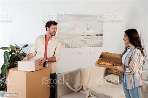 새 집에 골판지 상자를 들고 남자 친구 근처 피자 상자를 들고 미소 소녀 2명에 대한 스톡 사진 및 기타 이미지 2명 가정