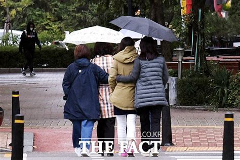 스카프담요패딩까지 추위에 겨울용품 등장 TF사진관 포토 기사 더팩트