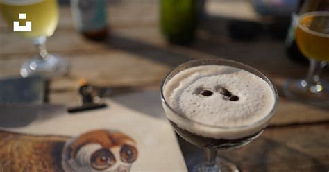 음료 옆에 종이 위에 원숭이 사진 사진 Unsplash의 무료 마시다 이미지