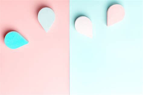 아름다움 두 가지 색상 배경 복사 공간 상단보기에 파스텔 색상의 스폰지 또는 뷰티 블렌더를 구성합니다 뷰티 배경 0명에 대한 스톡 사진 및 기타 이미지 Istock