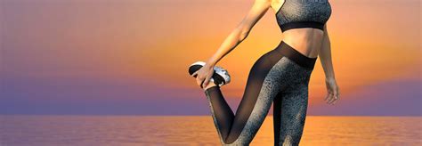 뱀 가죽 프린트가 있는 스포츠웨어를 입은 젊은 슬림 한 운동 소녀가 일련의 운동을 합니다 피트니스와 건강한 라이프 스타일 건강한 생활방식에 대한 스톡 사진 및 기타 이미지