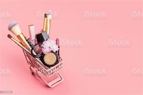 분홍색 배경에 화장품 복사 공간 평면 평신도 상단보기 모형 템플릿고급 장식 화장품 세트 0명에 대한 스톡 사진 및 기타 이미지 Istock