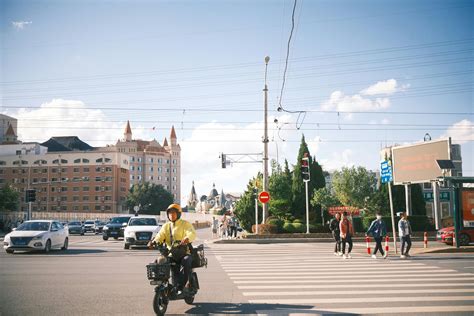 오토바이와 자동차가 가득한 번화한 도심 거리 · 무료 스톡 사진