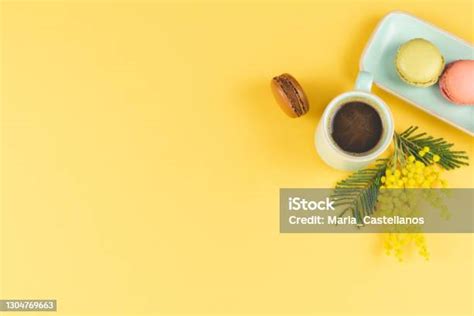 노란 배경에 마카롱과 노란색 꽃 장식커피 머그잔 공간을 복사합니다 맨 위 보기입니다 봄 컨셉 0명에 대한 스톡 사진 및 기타 이미지 Istock