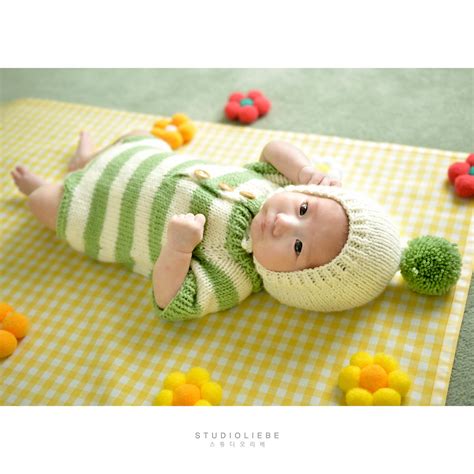 아기사진관 가족사진관 리베스튜디오 그거 아세요 50일 촬영 때 단골 메뉴 중 하나는 바로 항공샷처럼 아기를 눕혀놓고 바로 위에서 촬영하는 컨셉이에요 그런데 이