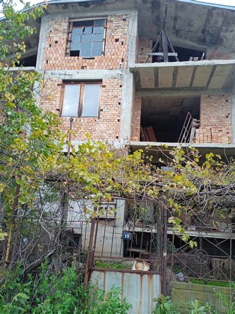 продавам къща Триетажна къща 340 кв м РЗП 980 кв м двор Къщи Вили Лозово Бургас Това