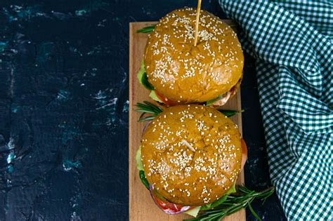 버섯 마이크로 그린 나무 도마에 빨간 양파를 곁들인 수제 소고기 버거 2개 0명에 대한 스톡 사진 및 기타 이미지 0명 건강에 좋지 않은 음식 고기 Istock