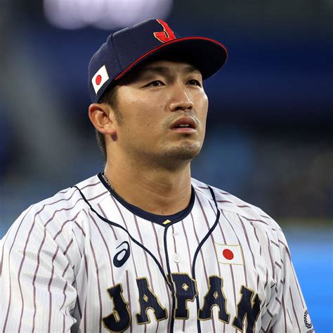 Download Caption Seiya Suzuki A Japanese Baseball Star Wallpaper